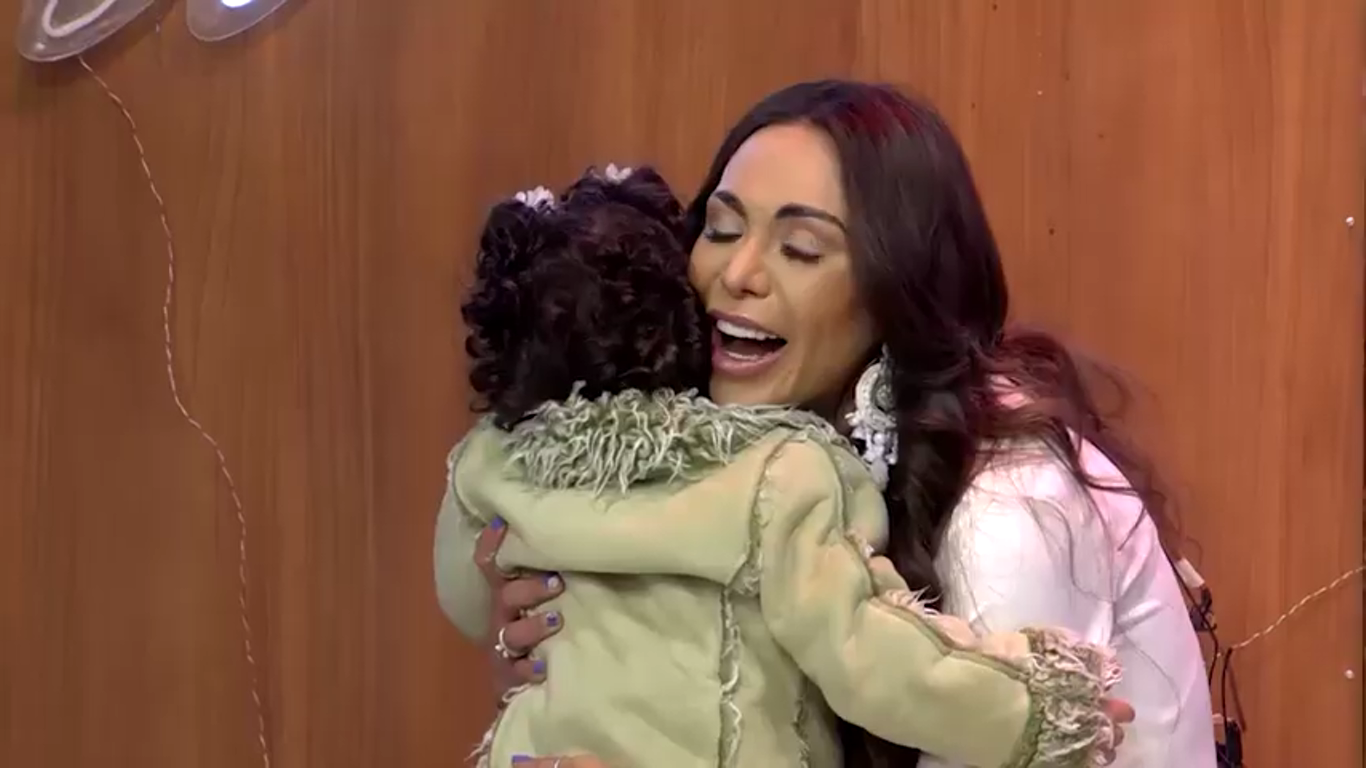 ¡La bebé de Sandrita llegó para felicitar a mamá en su día especial!